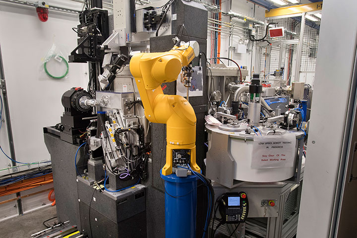 FMX, 17ID-1 Beamline Automounter Ready for User Operations | BNL Newsroom